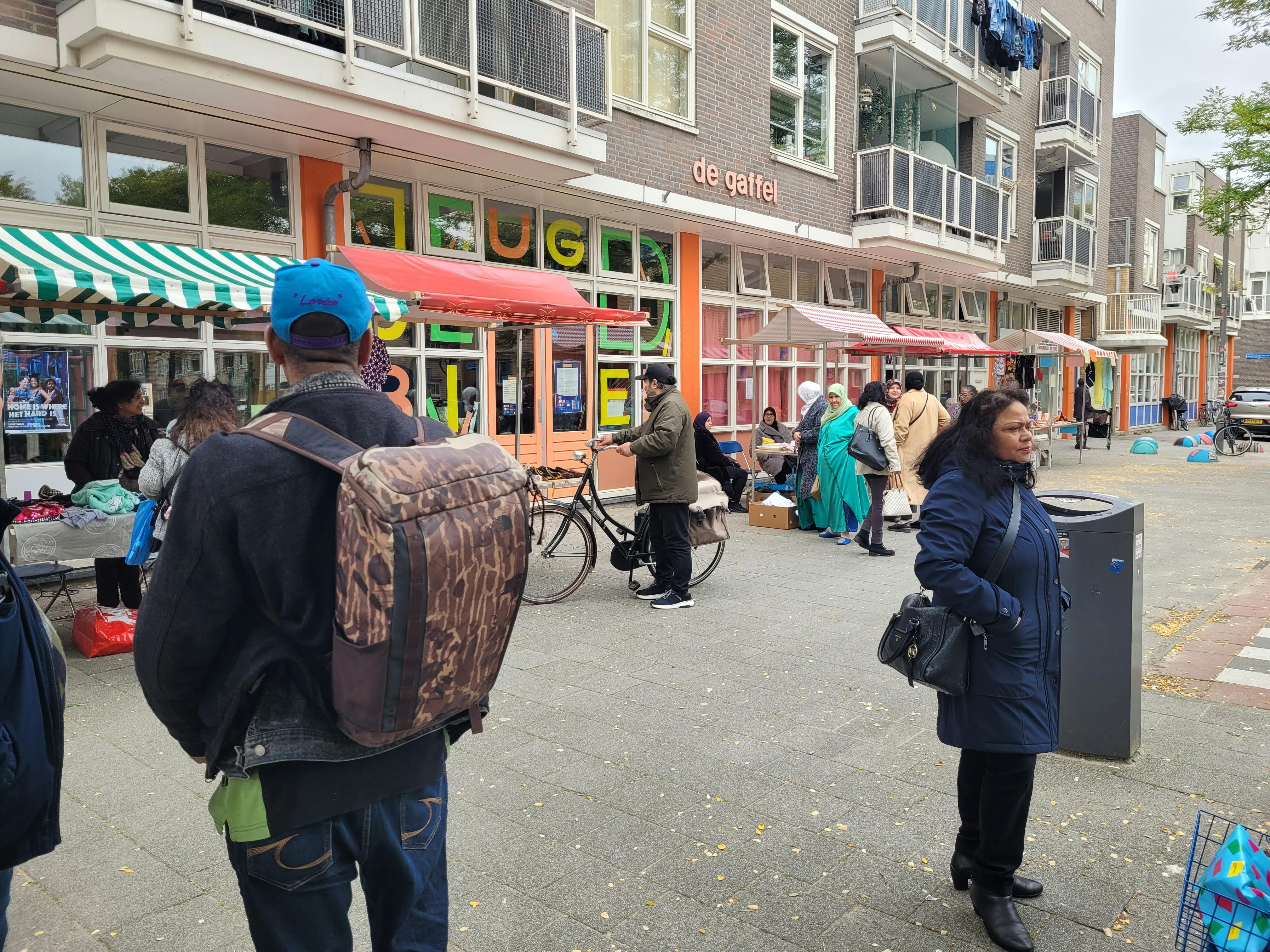 Gezellige sfeer op het Gerrit Sterkmanplein | in berichten op WOW-Rotterdam