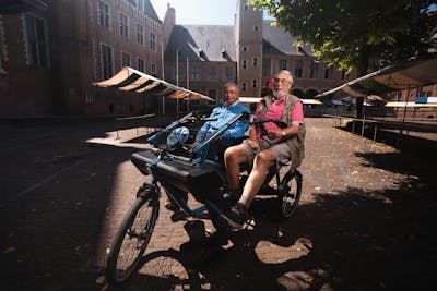 Frits (87) en Max (77), buurmannen én fietsmaatjes op de duo-fiets | in ...